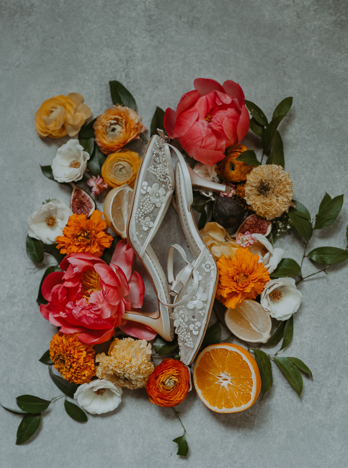 32 things to pack for your wedding day detail photos